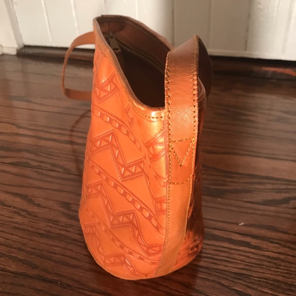 Unisa | Bags | Unisa Boho Tan Leather Bucket Shoulder Bag | Poshmark